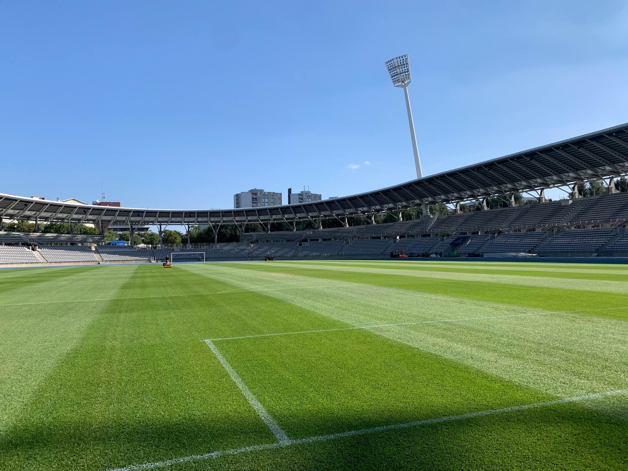 La pelouse du stade Charléty fait peau neuve - Gazon Sport Pro H24