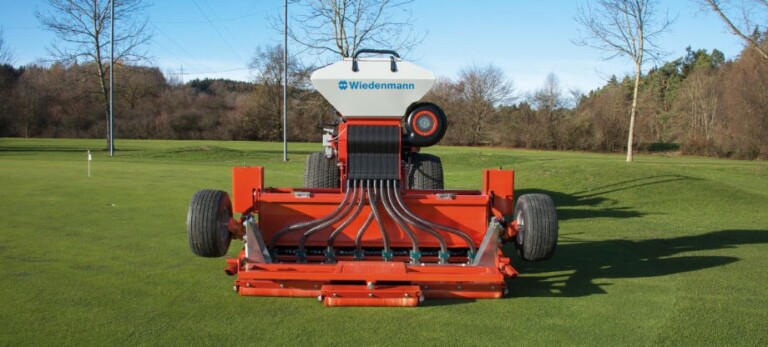 Wiedenmann présente sa gamme de regarnisseurs - Gazon Sport Pro H24