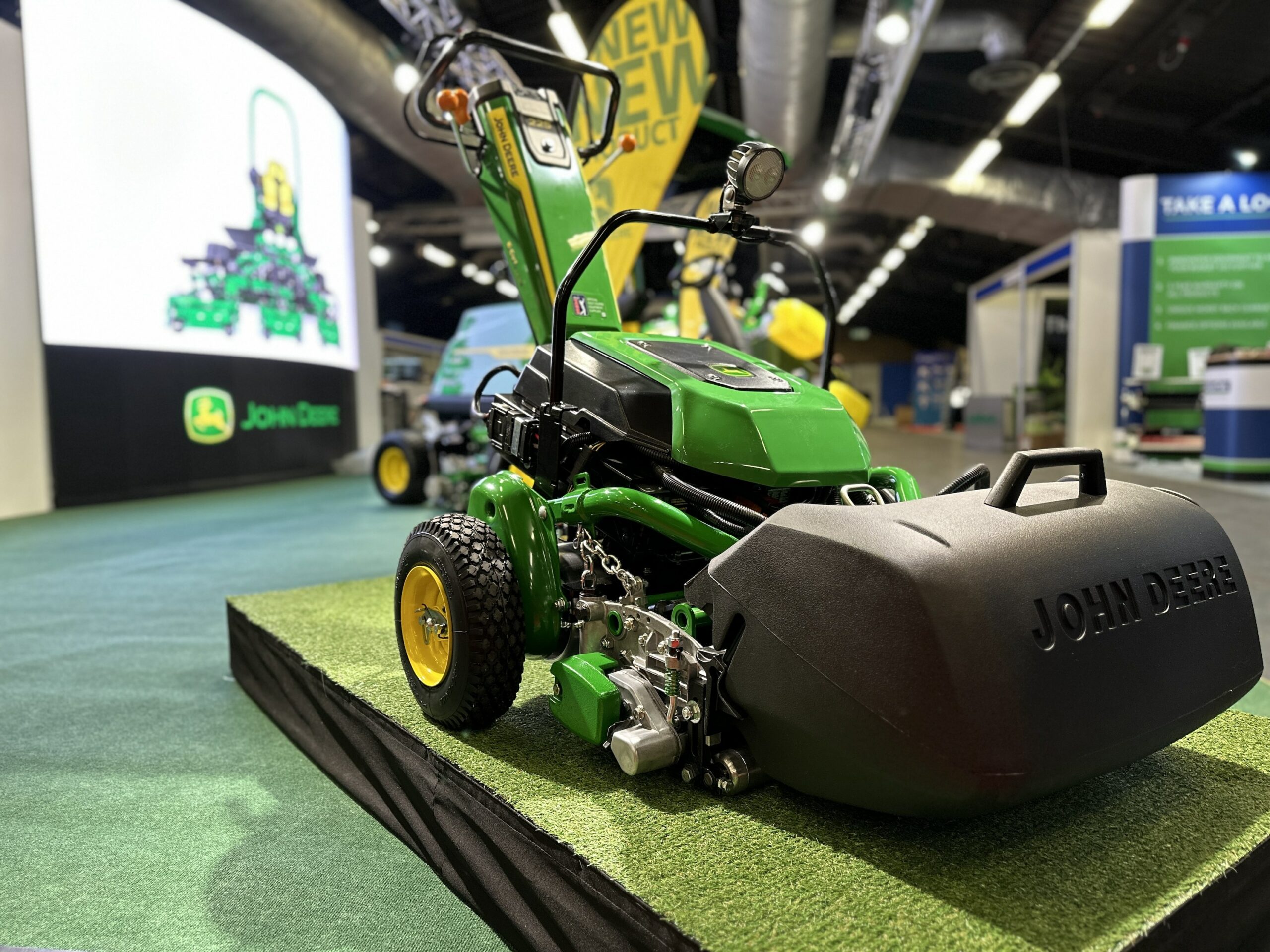 John Deere lance deux tondeuses à green électriques - Gazon Sport Pro H24