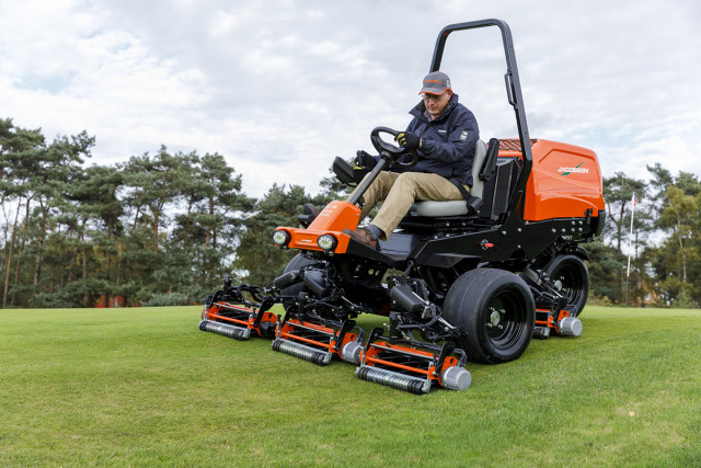 Jacobsen présente la première tondeuse électrique à cinq rouleaux ...