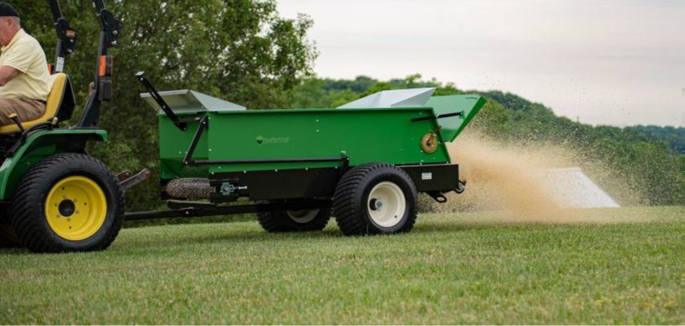 Zoom sur la gamme d’épandeurs d’Earth and Turf - Gazon Sport Pro H24