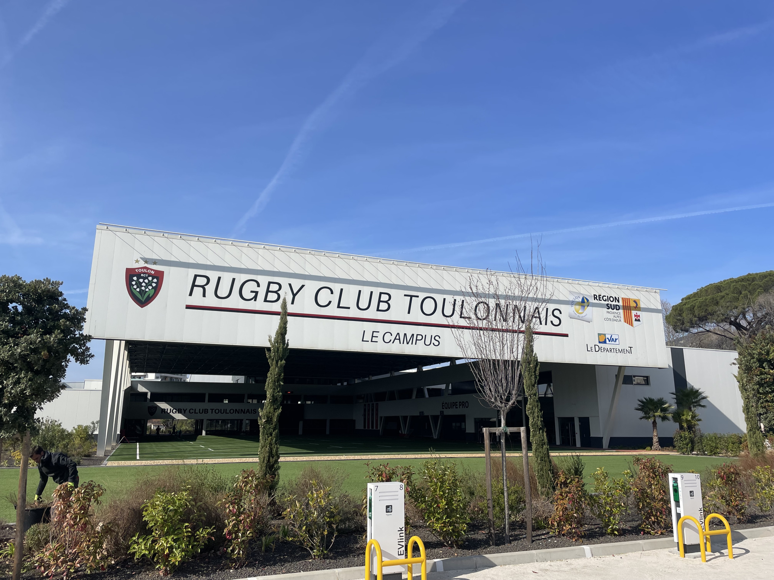 L’entretien du flambant neuf Campus RCT - Gazon Sport Pro H24