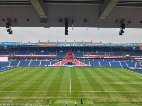 Paris : Luis Enrique tacle la pelouse du Parc des Princes - Gazon Sport ...